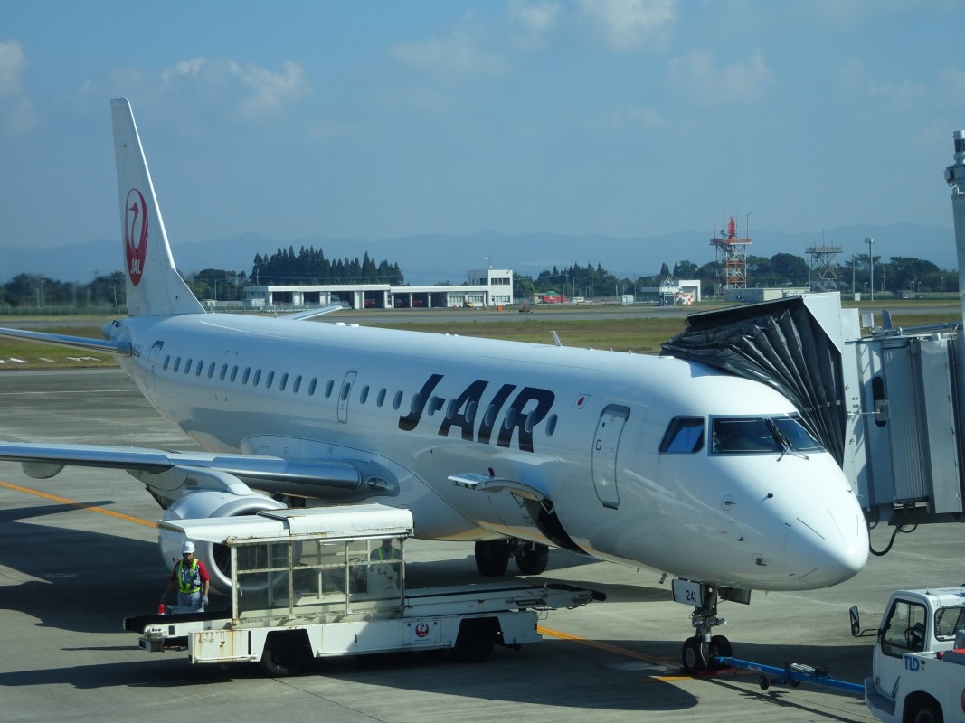 J-AIR E190を鹿児島空港にて撮影 - 気ままな飛行機人のプログ